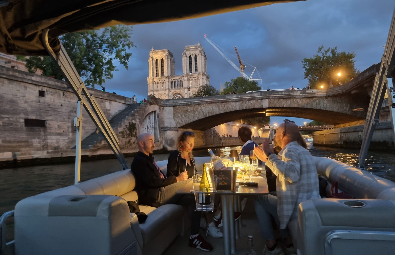 Mirabeau : un pontoon boat électrifié par Naviwatt pour la Seine
